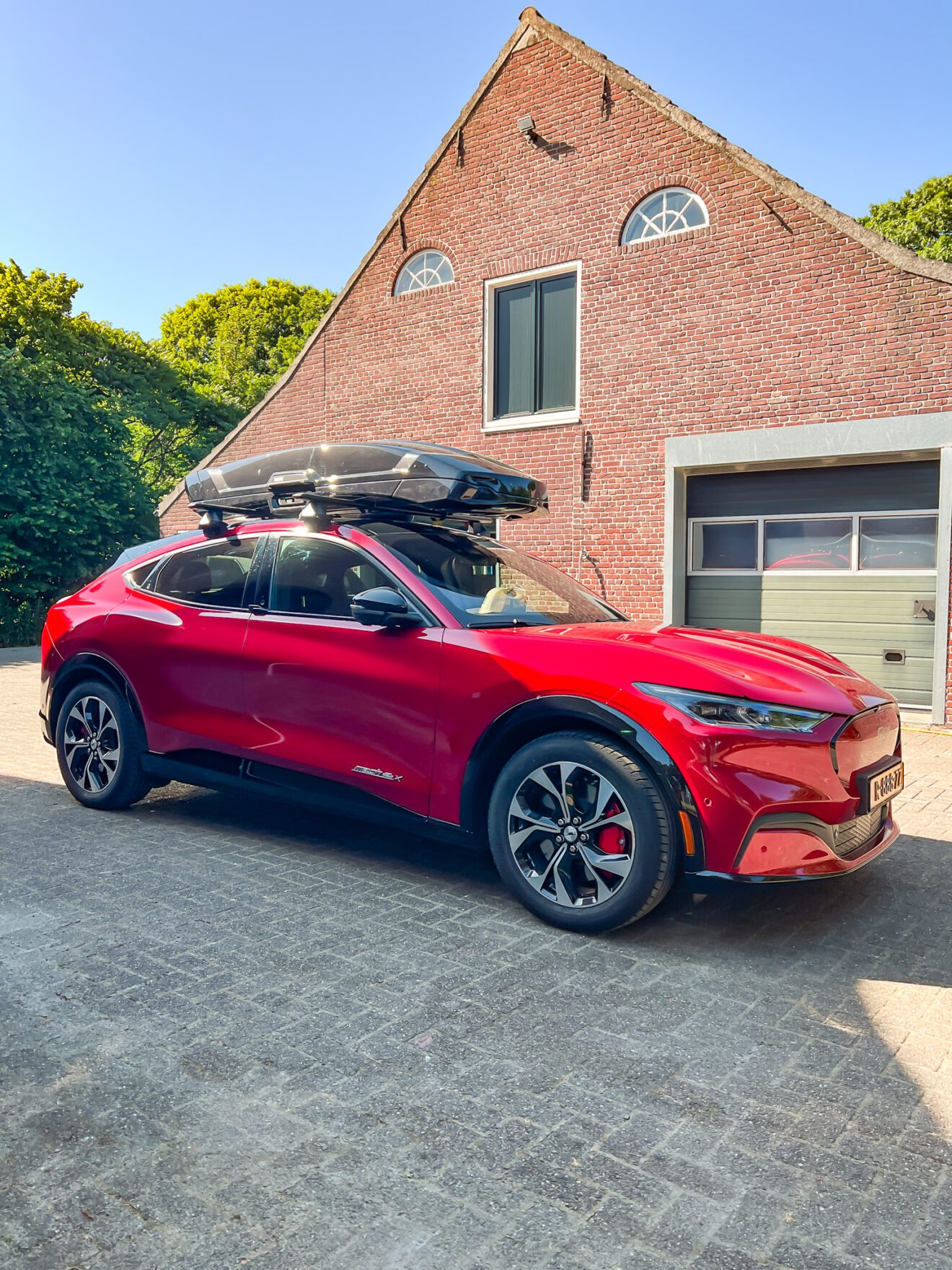 Een dakkoffer op de elektrische auto: we gingen de uitdaging aan