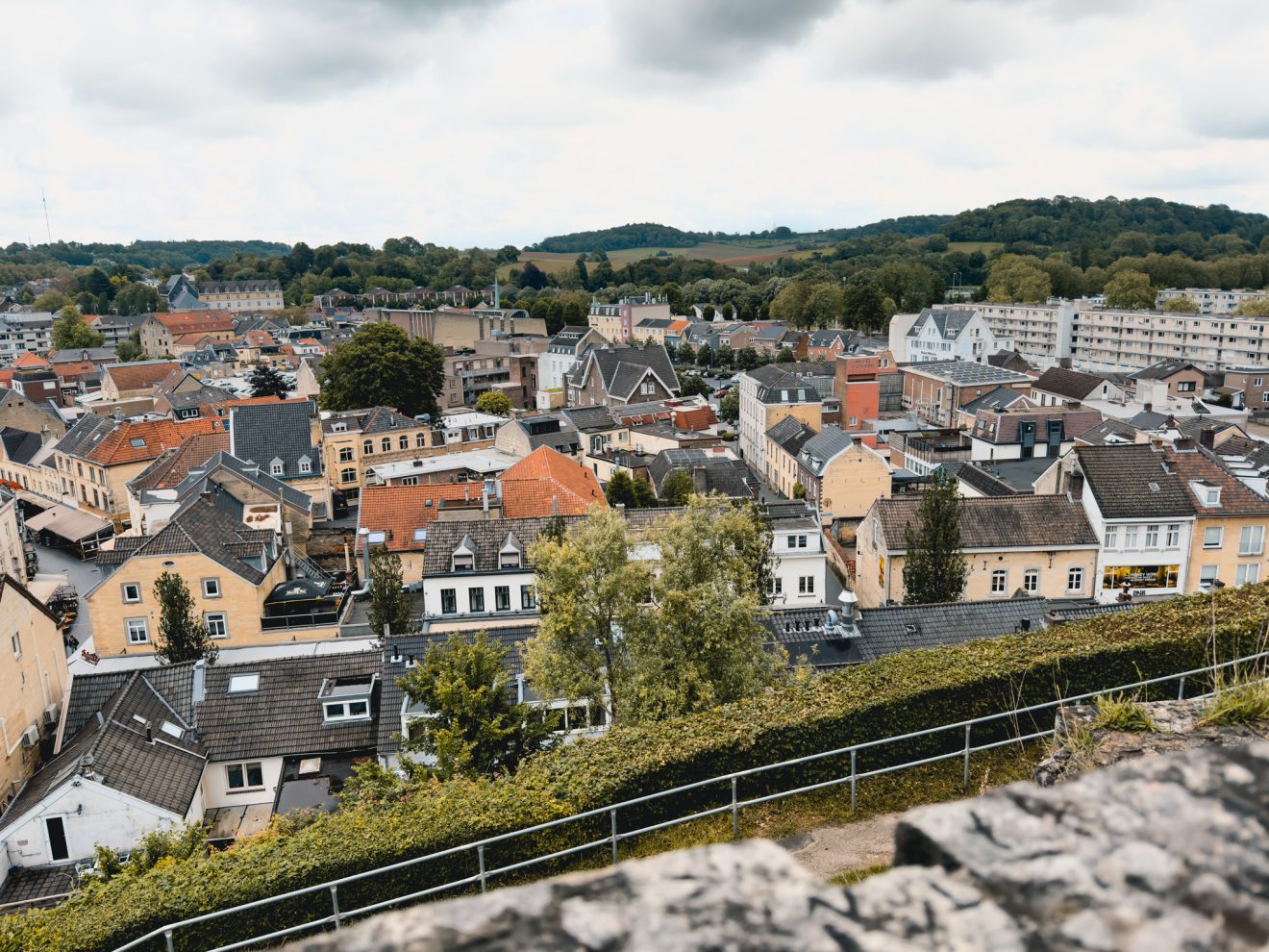 Tussen heuvels en grotten; Zuid-Limburg is een stukje buitenland in ...